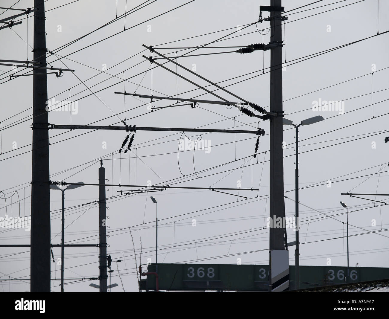 Rete catenaria ferroviaria immagini e fotografie stock ad alta ...