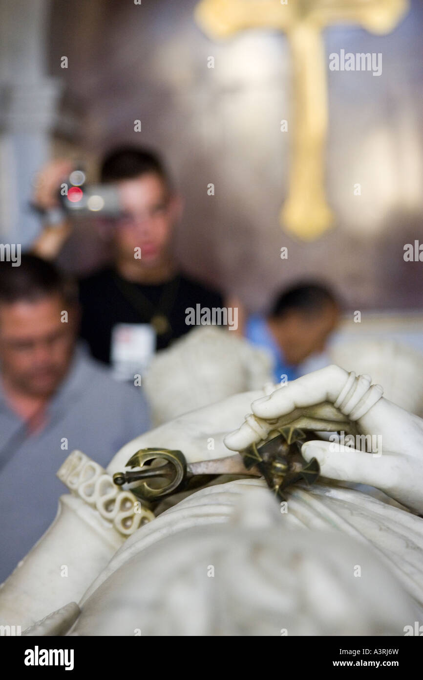 Le persone che visitano e registrazione statua reclinata di Don Juan de ...