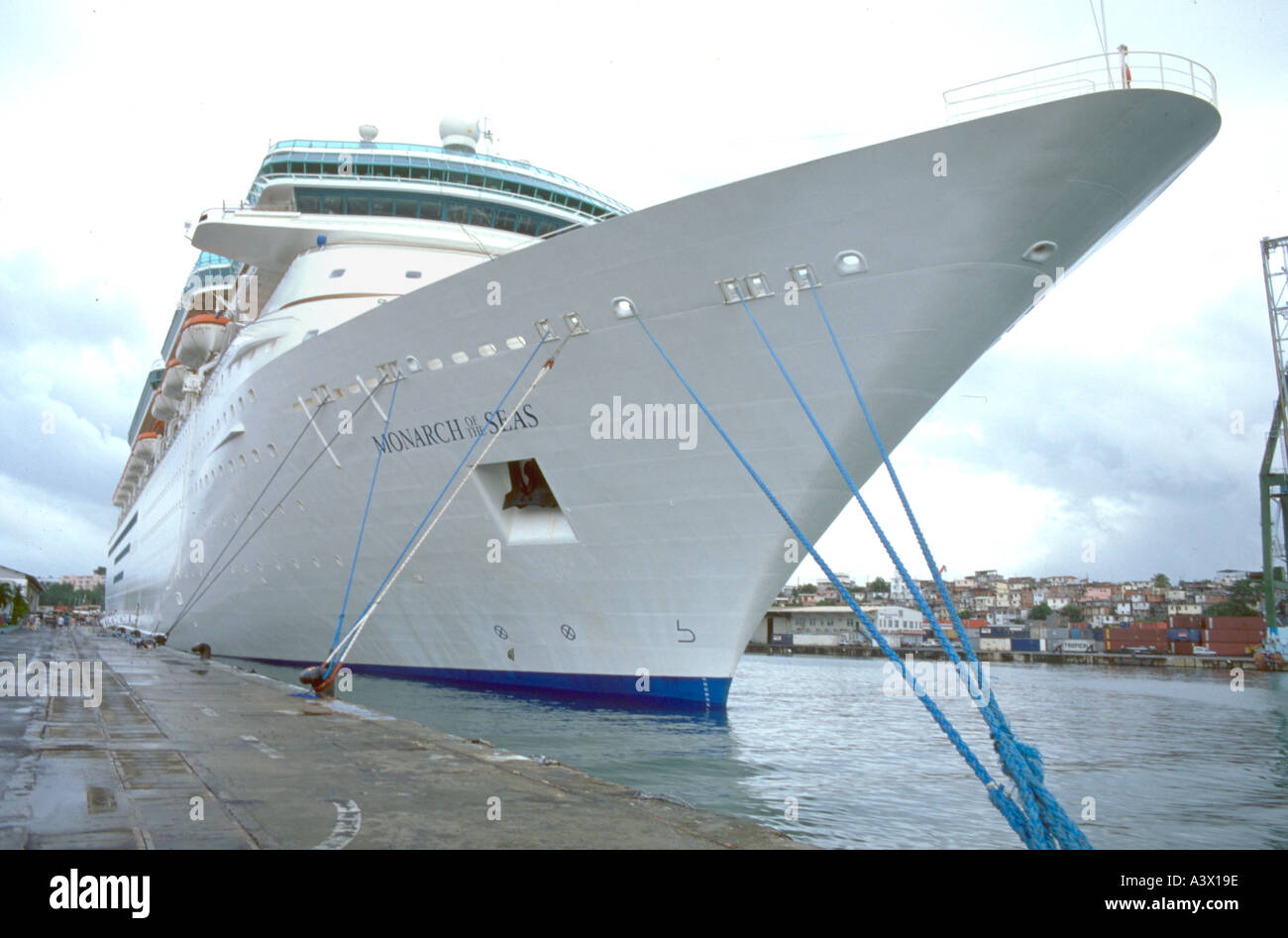 Prua di nave da crociera Monarch dei mari ormeggiato al molo. Isola di ...