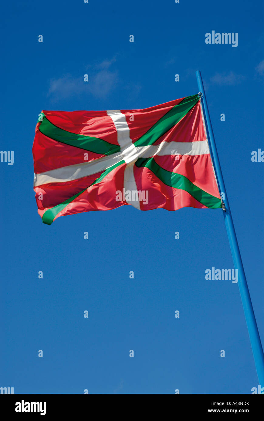 Bandiera basca cielo blu immagini e fotografie stock ad alta ...
