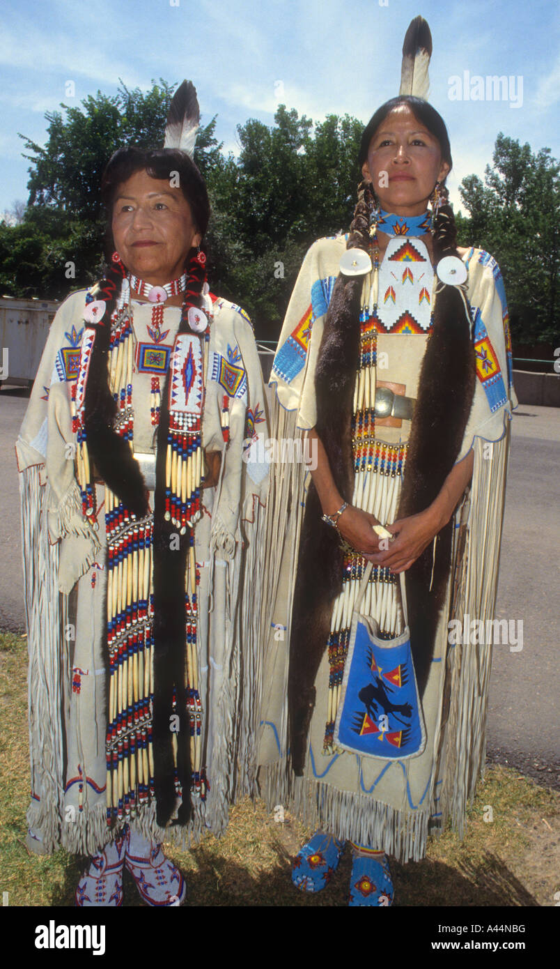 Madre e figlia,Lacota Sioux nativi indiani americani,indossano i loro ...