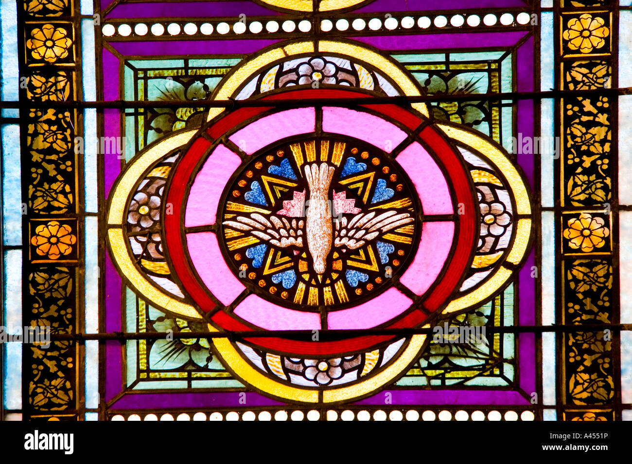 Colomba simbolo dello spirito santo immagini e fotografie stock ad alta ...