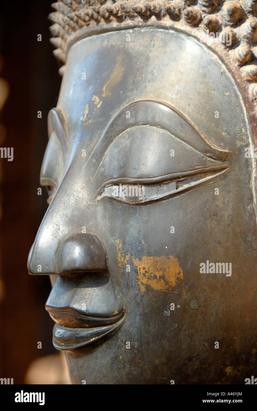 Faccia di bronzo di una statua del Buddha Tempio museo di arte e ...