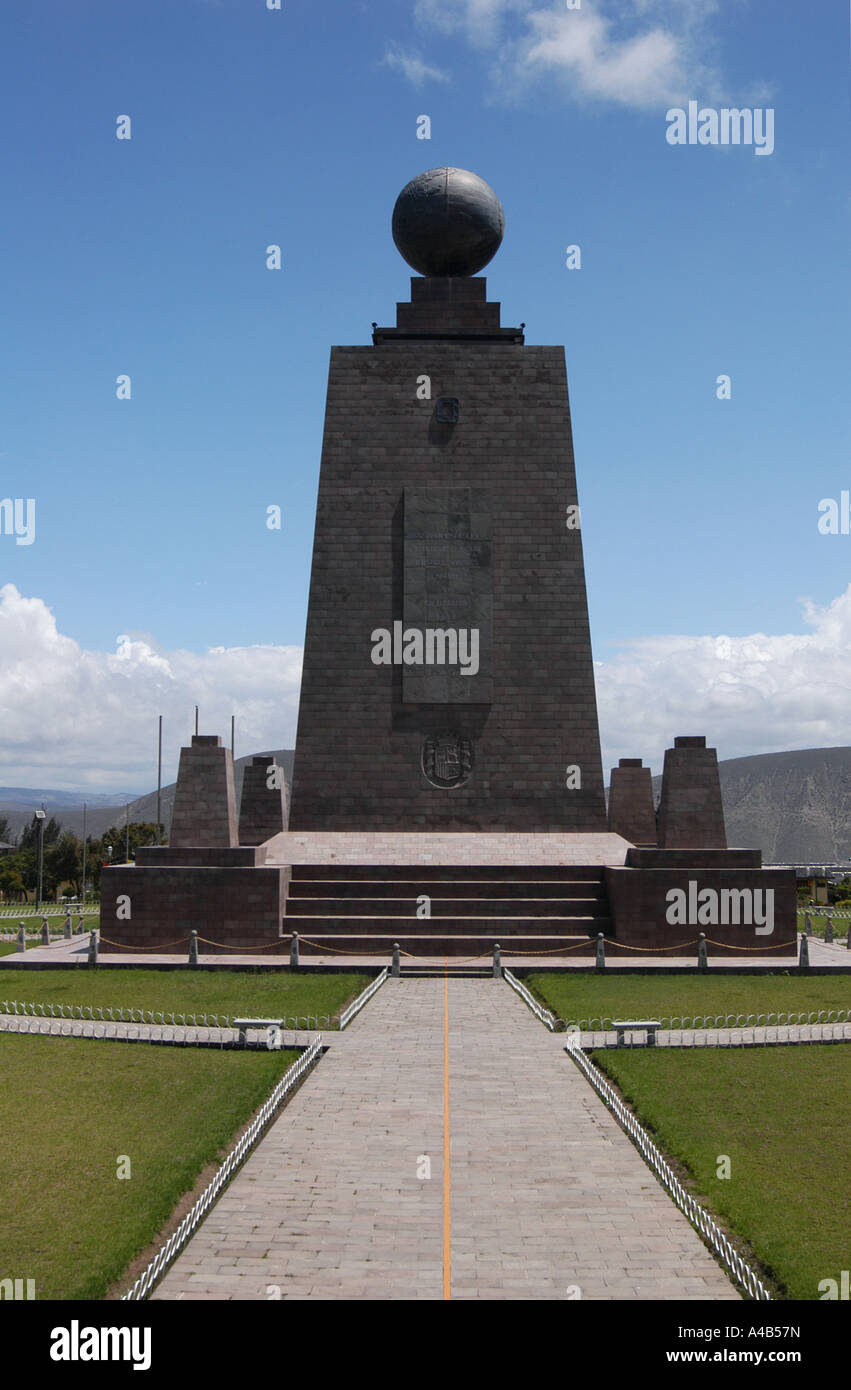 Monumento Mitad del Mundo (il centro del mondo) sulla linea dell ...