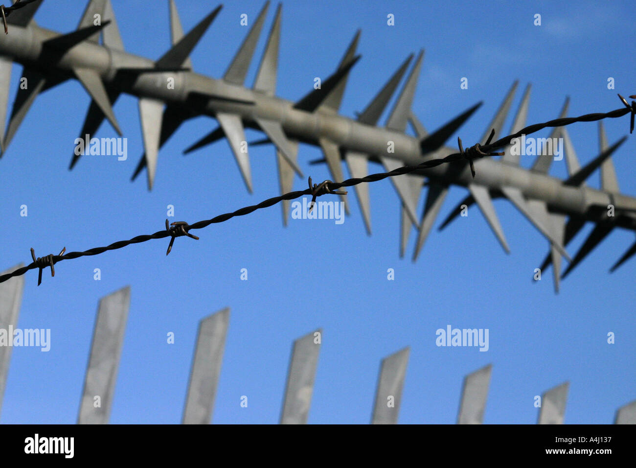 Barriere del filo spinato immagini e fotografie stock ad alta ...