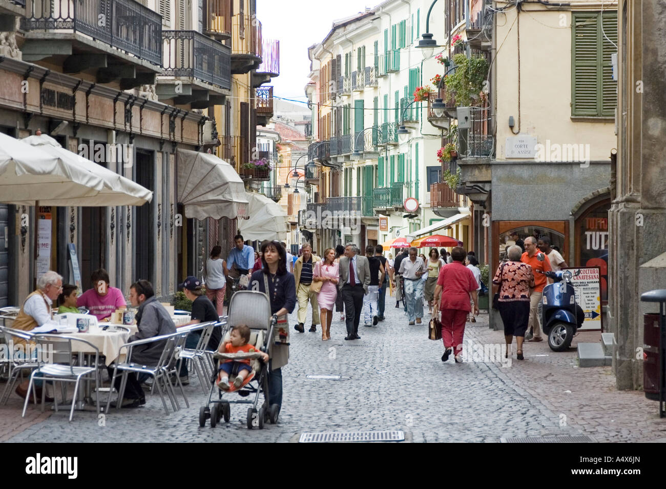 Ivrea Piemonte Italia nelle stradine del centro storico della città ...