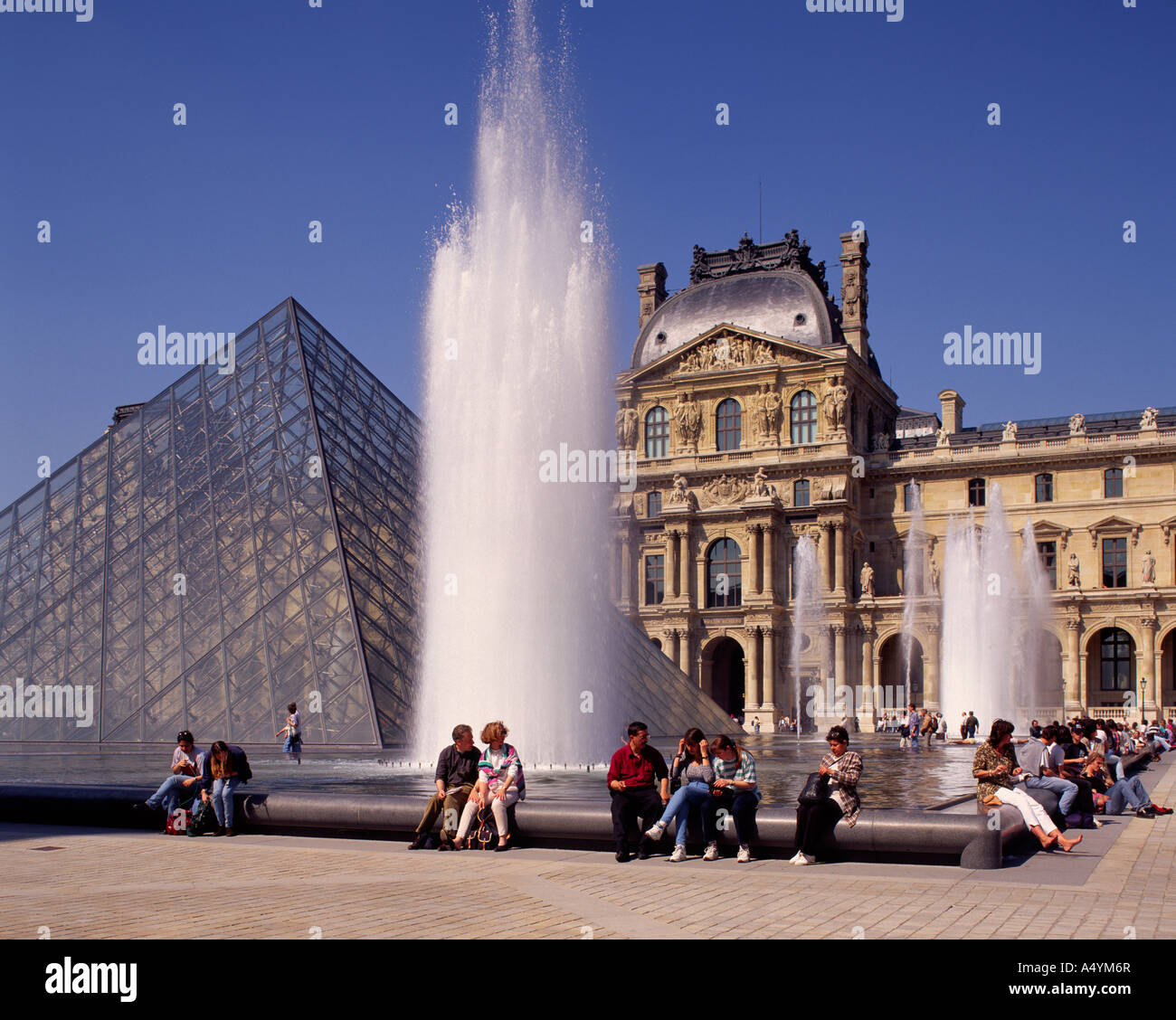 Museo del louvre di parigi immagini e fotografie stock ad alta ...