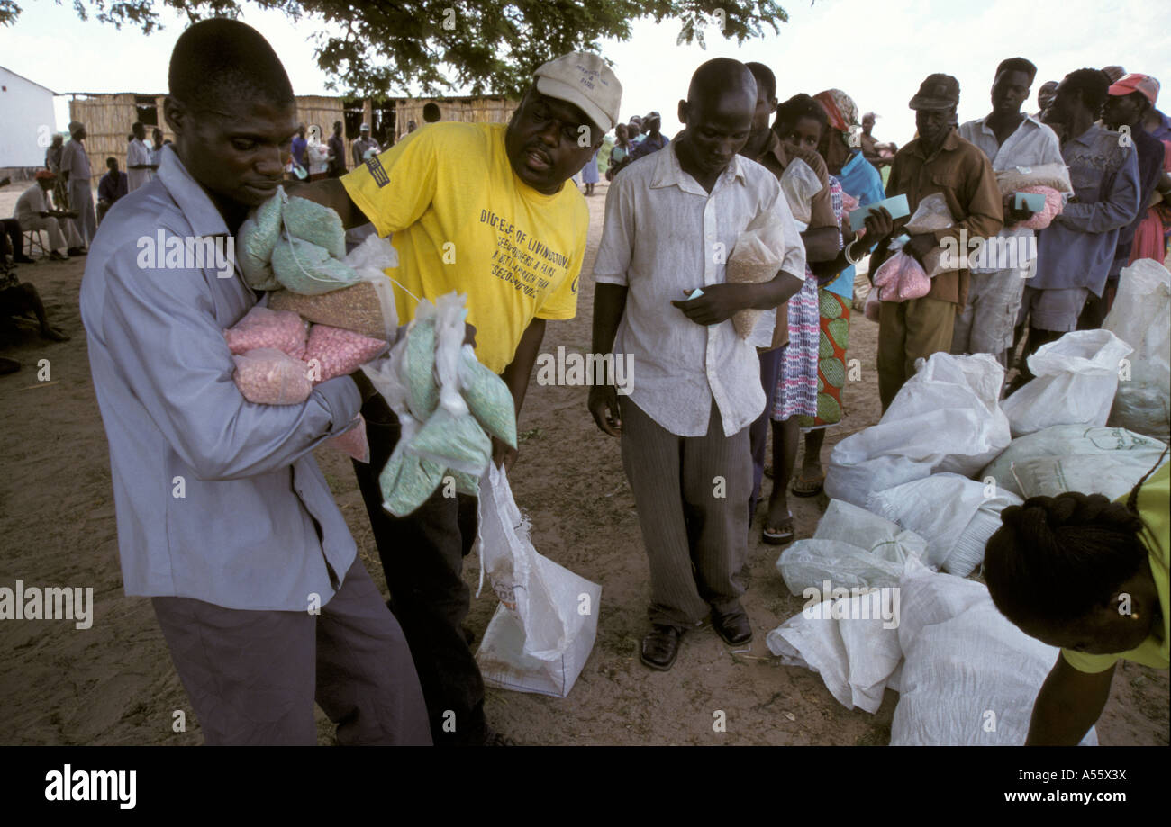 È Painet1817 uomini maschi zambia kaunga mashi villaggio quartiere ...