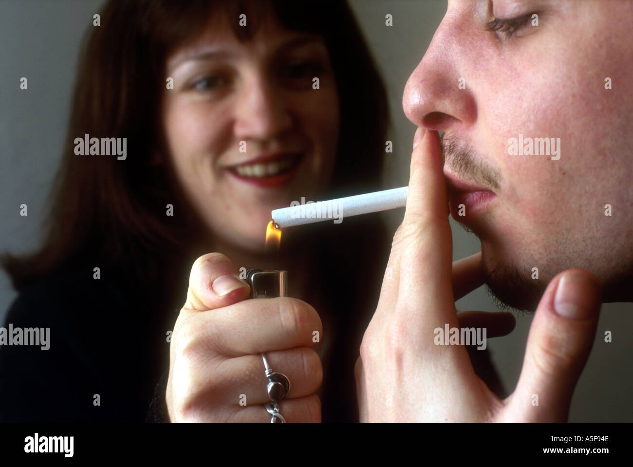 Accende una sigaretta immagini e fotografie stock ad alta risoluzione - Alamy