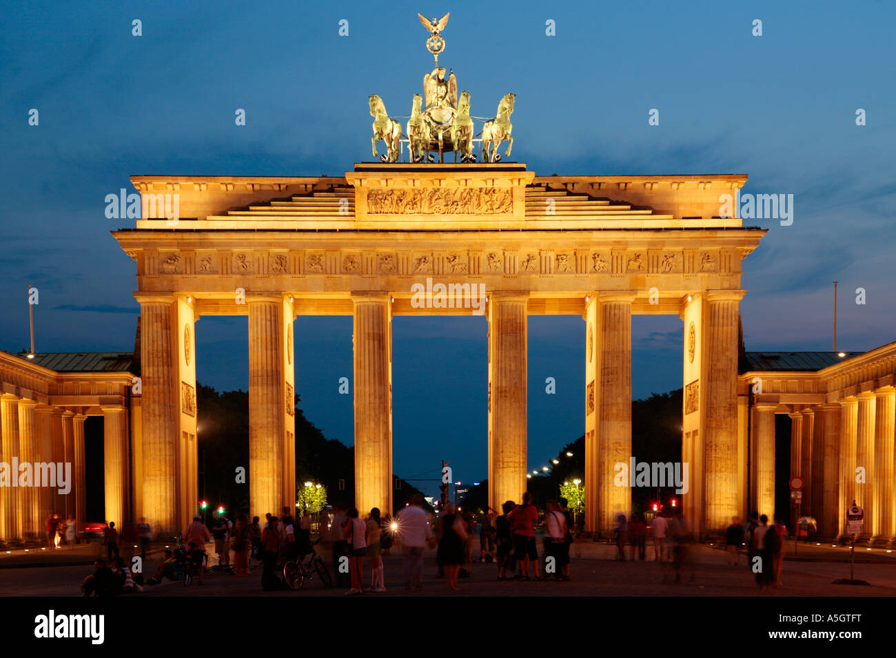 Alla porta di brandeburgo berlino immagini e fotografie stock ad alta ...