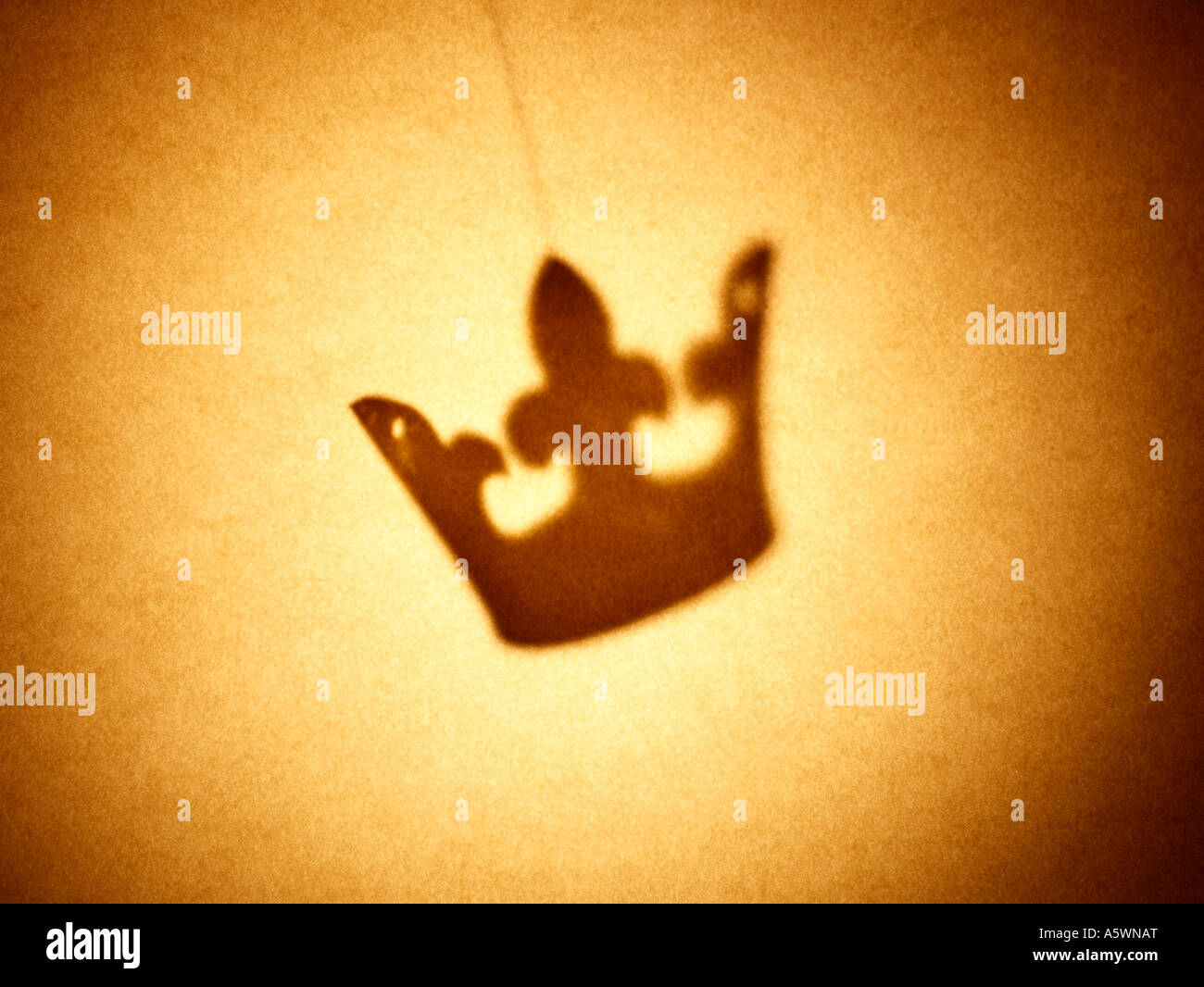 Crown silhouette immagini e fotografie stock ad alta risoluzione - Alamy