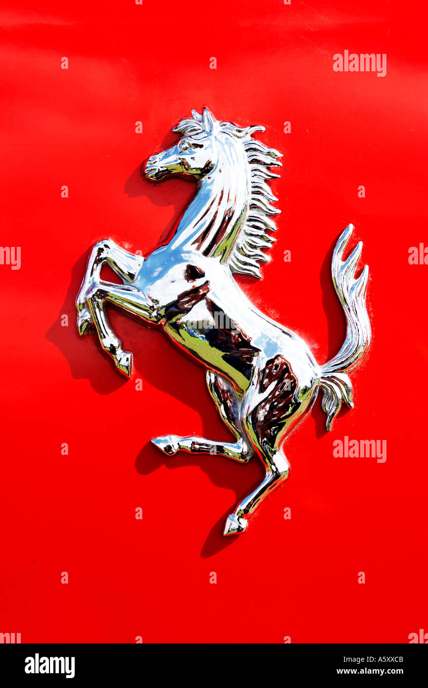 Rosso Ferrari cavallino rampante emblema Foto stock - Alamy