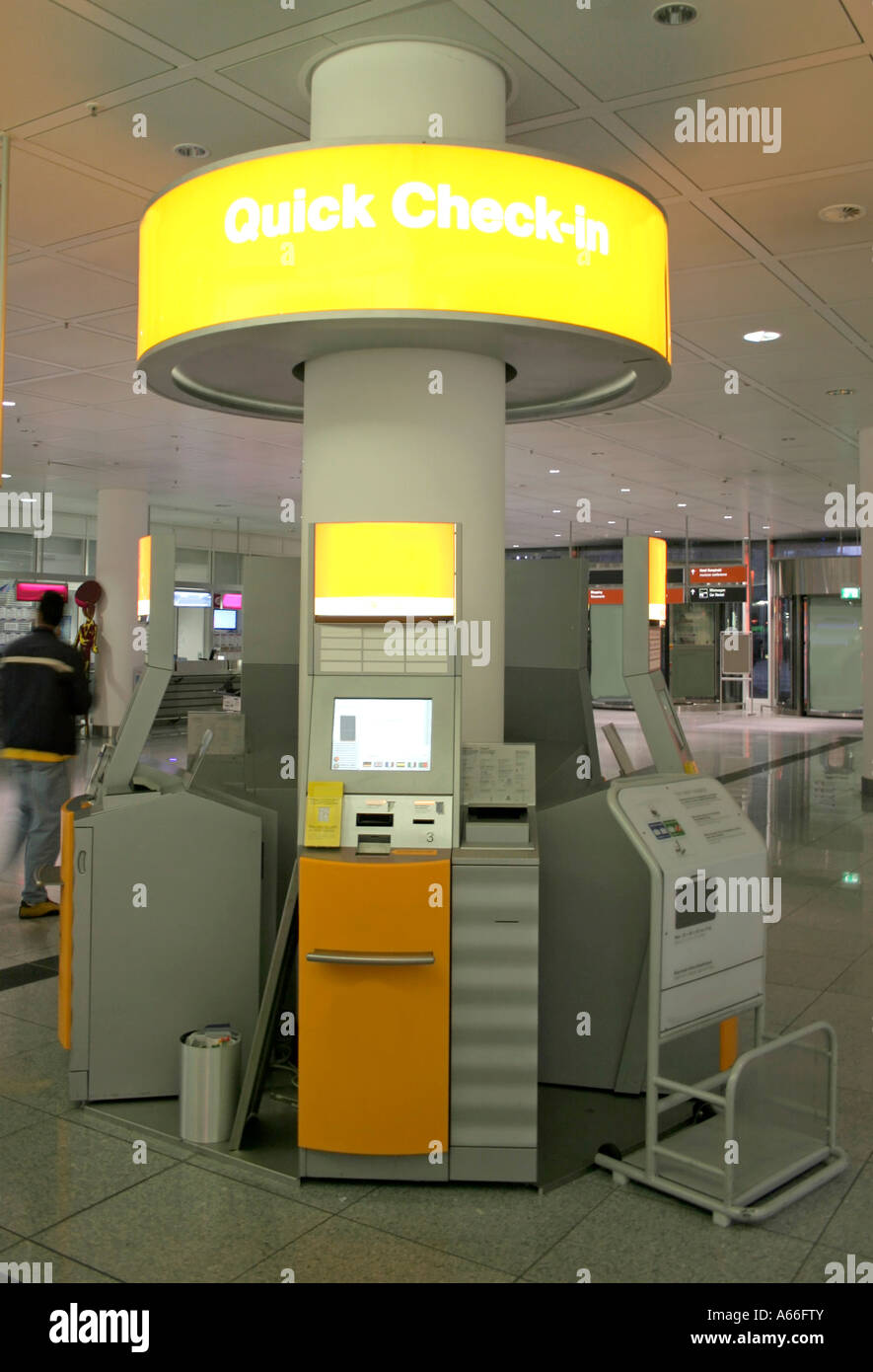 Check in automatizado en la tarjeta de embarque del aeropuerto immagini ...