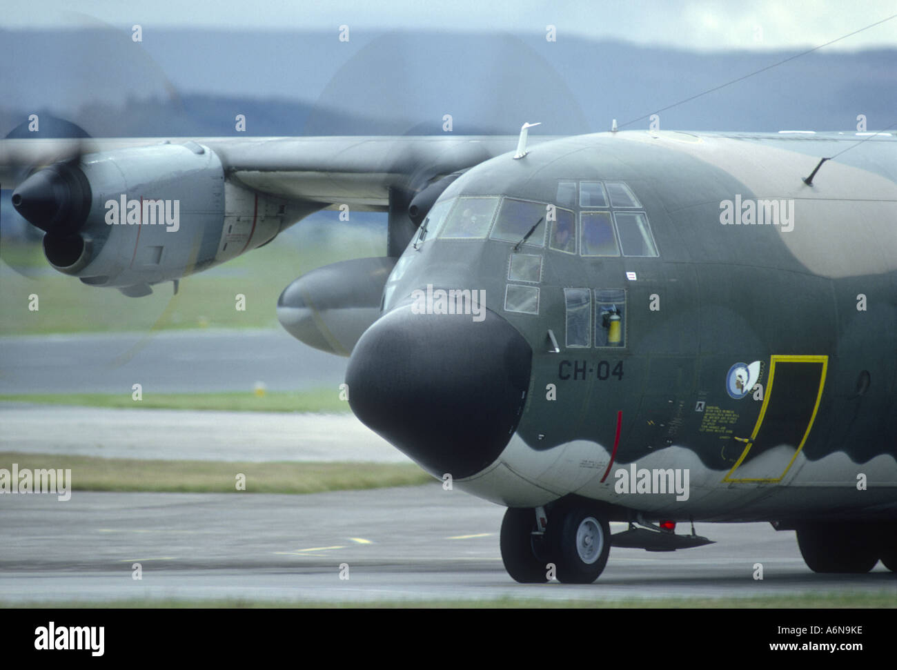 Trasporto aereo militare un trasporto militare lockheed c 130h hercules ...