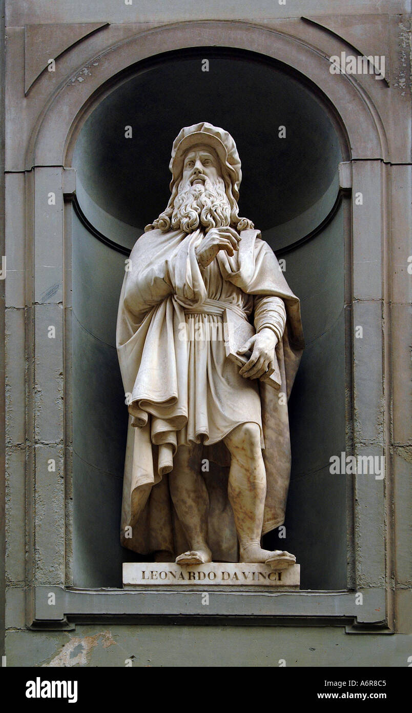 Statua di Leonardo da Vinci Galleria degli Uffizi a Firenze Toscana Italia Europa Foto stock - Alamy