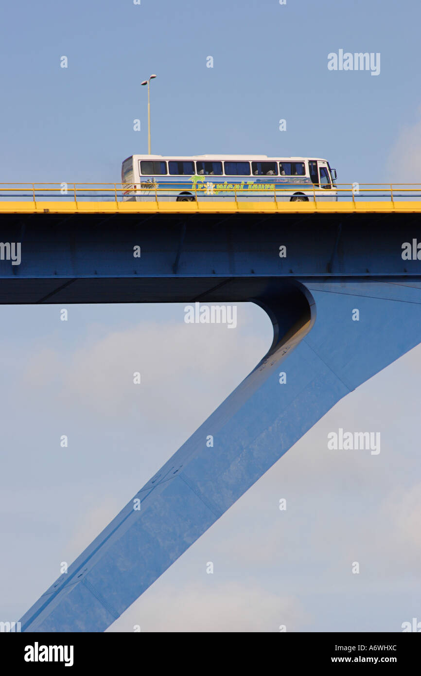 Il Bus attraversa la regina Juliana Bridge da Otrobanda di Punda ...