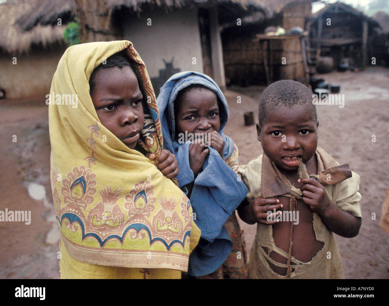 Vittime del conflitto tre bambini poveri coprire le loro teste in ...