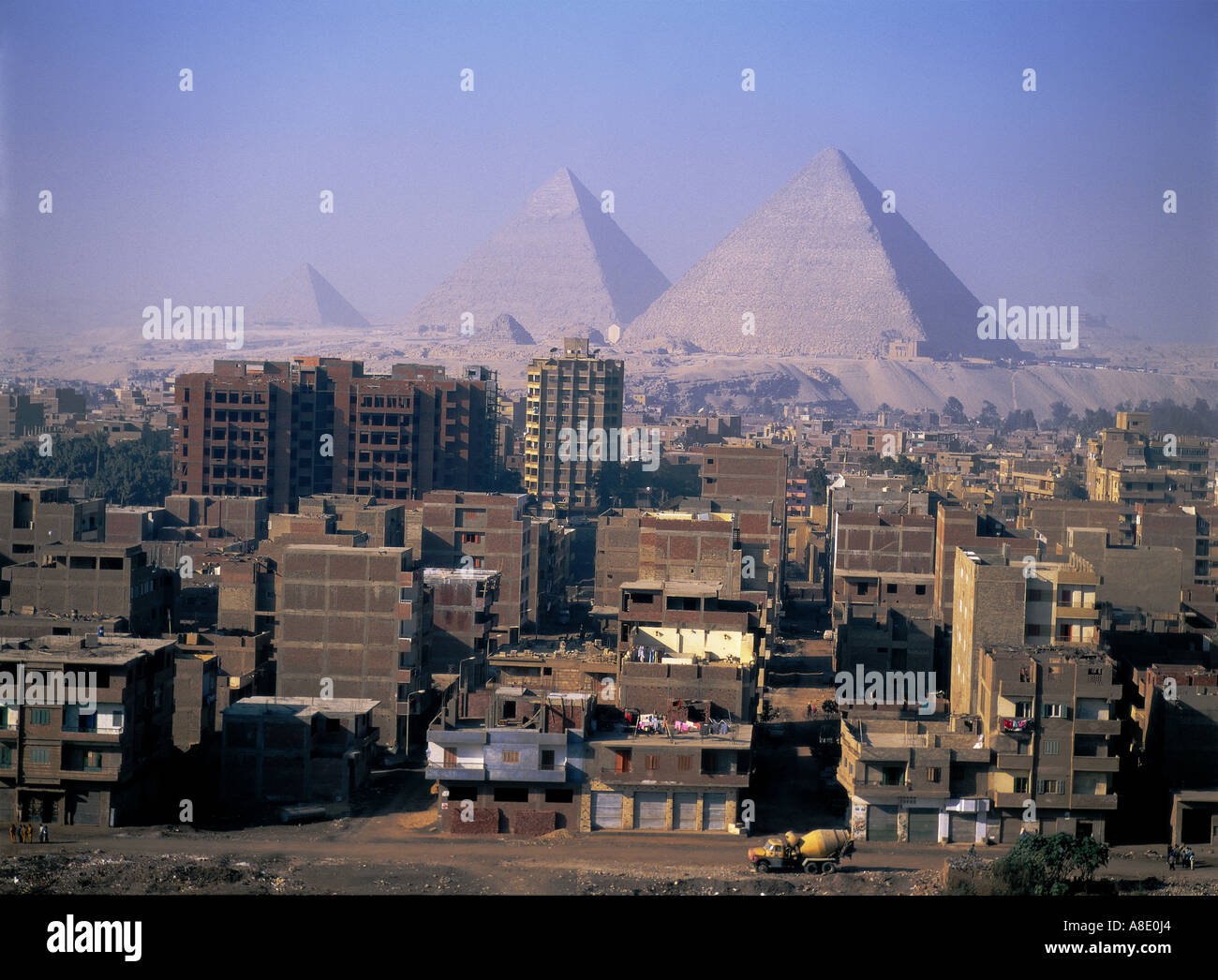 Piramidi e città del Cairo in Egitto Foto stock - Alamy