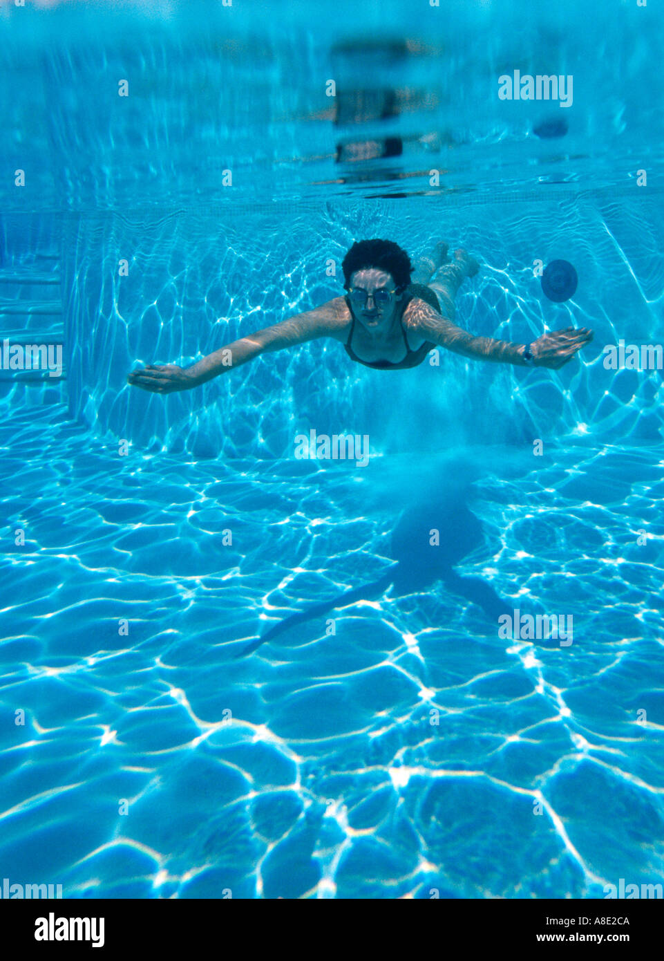 Una donna di età 40 anni nuota sott'acqua nella piscina di Sharm el ...