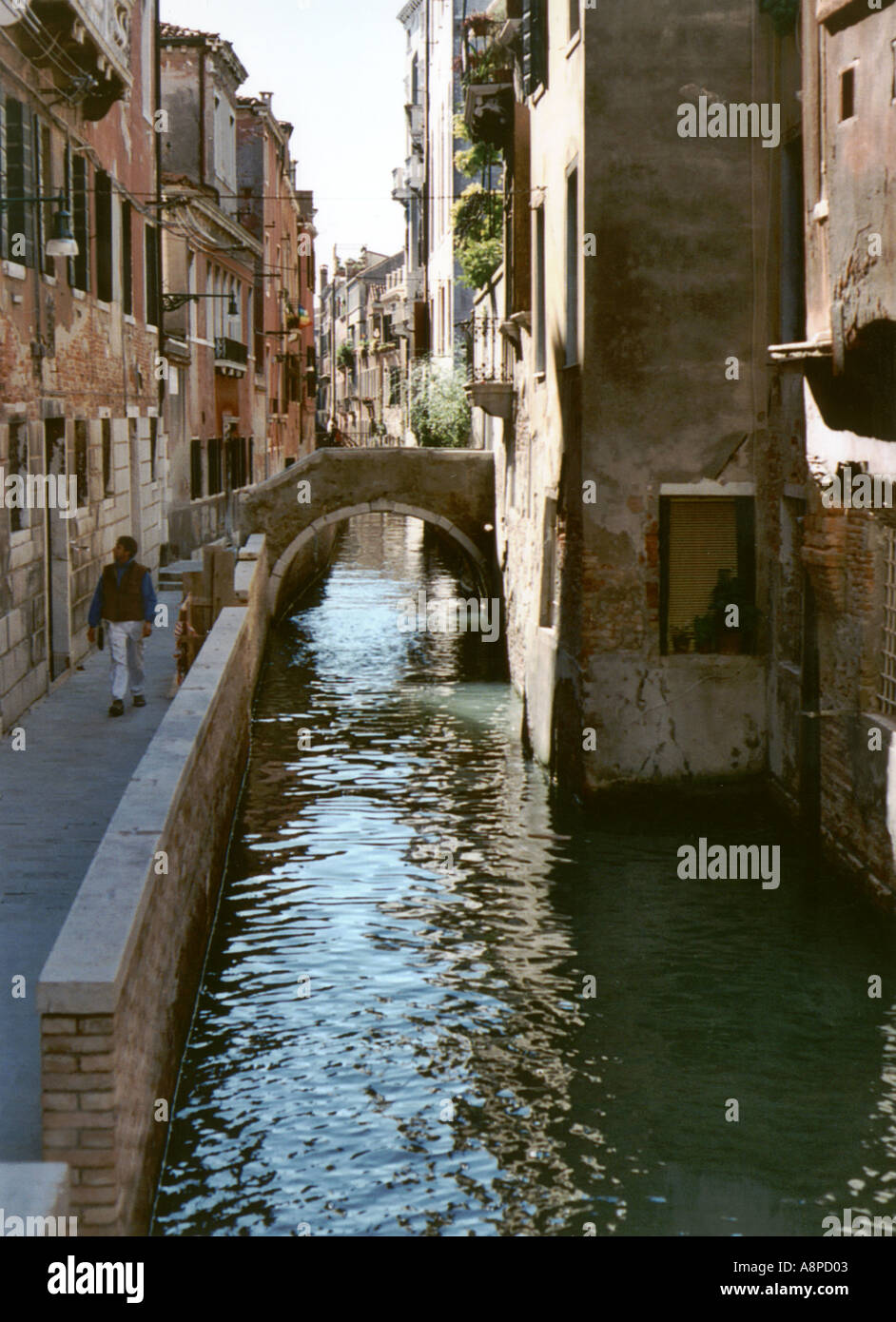 Barca accanto alla passerella immagini e fotografie stock ad alta risoluzione - Alamy