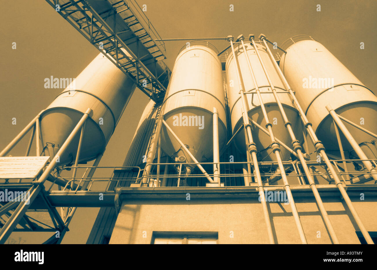 Silos a torre in cemento immagini e fotografie stock ad alta ...