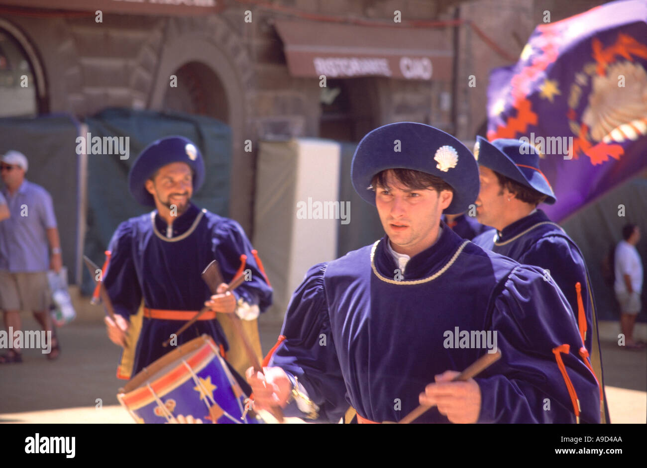 Sbandieratore palio siena immagini e fotografie stock ad alta ...
