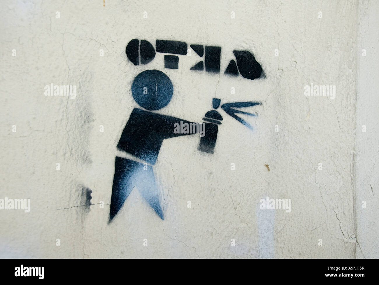 Otra un altro nero Stencil Graffiti Tag con un piccolo uomo ed è in ...