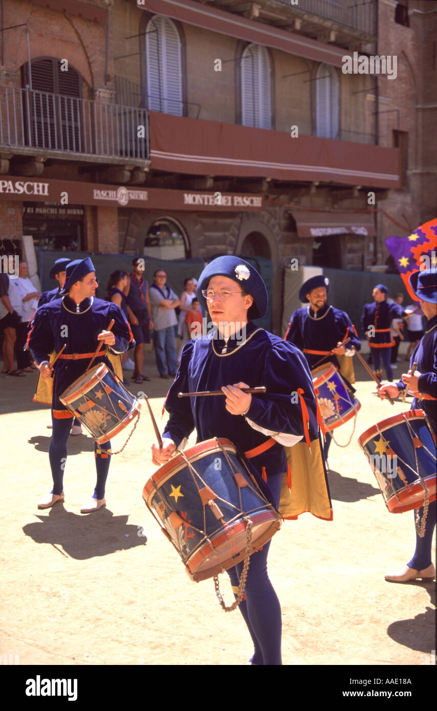 Sbandieratore palio siena immagini e fotografie stock ad alta ...