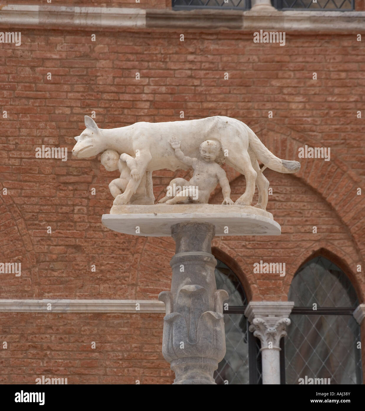 Lupa romana con romulus e romus immagini e fotografie stock ad alta ...