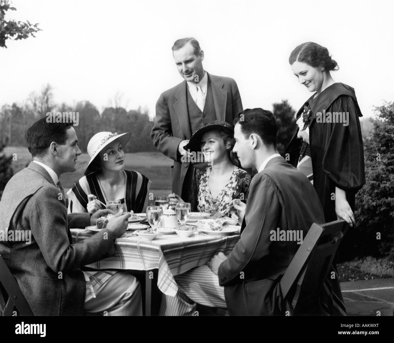 1930s two men dining eating immagini e fotografie stock ad alta ...
