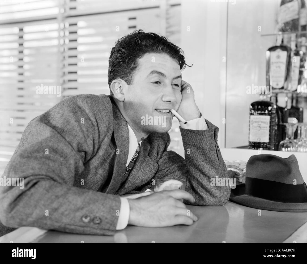 Negli anni quaranta anni cinquanta uomo ubriaco appoggiato su BAR Foto ...