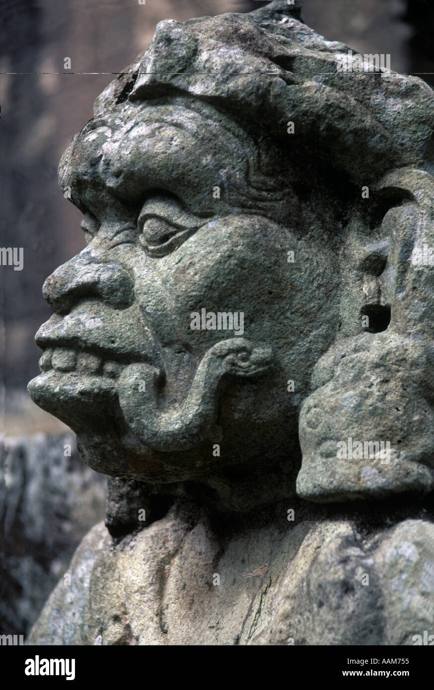 Scultura di IK MAYA il dio della pioggia sul tempio di iscrizioni ...