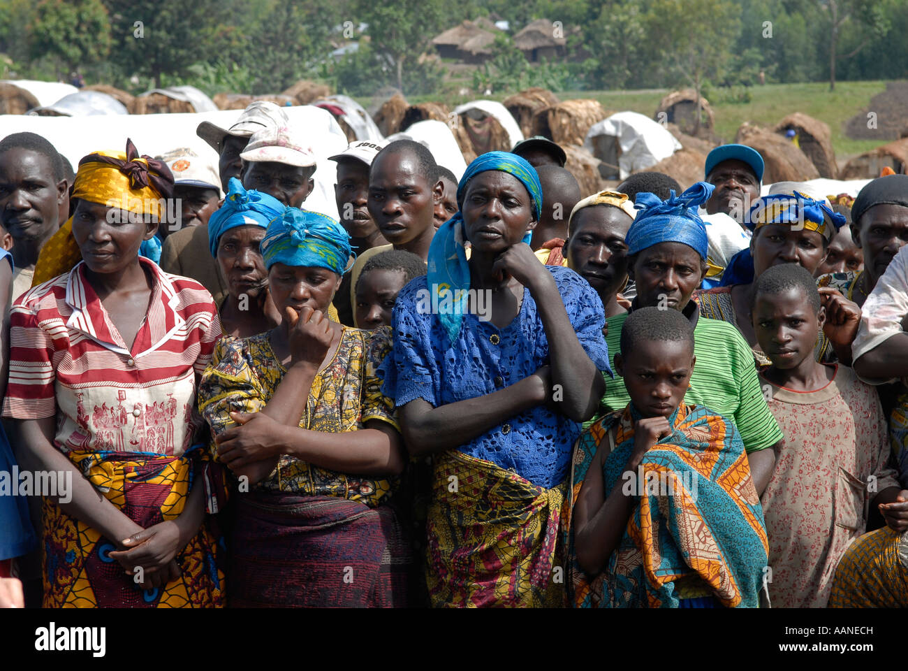 Gli sfollati interni le donne congolesi attendere per la distribuzione ...