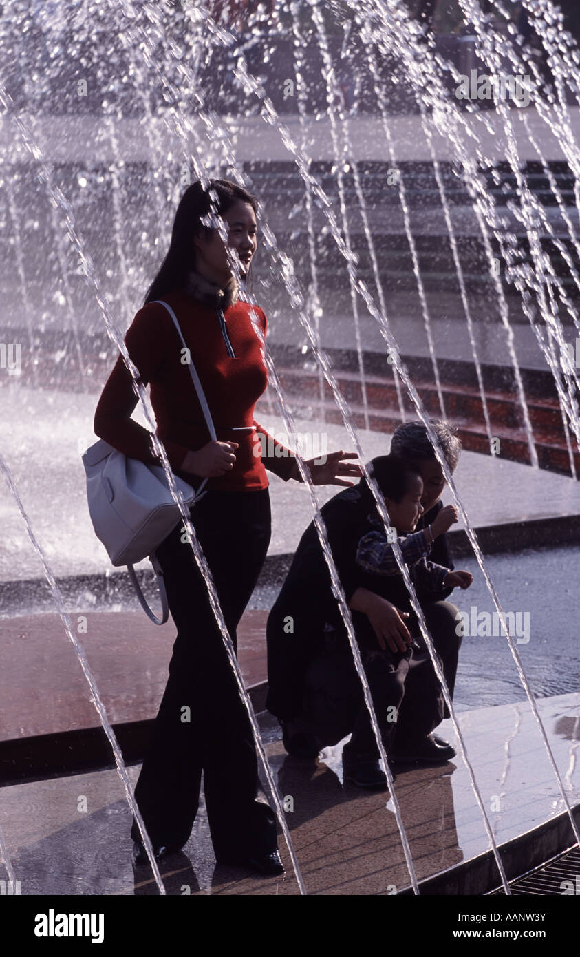 Persone che guardano a immagini e fotografie stock ad alta risoluzione ...