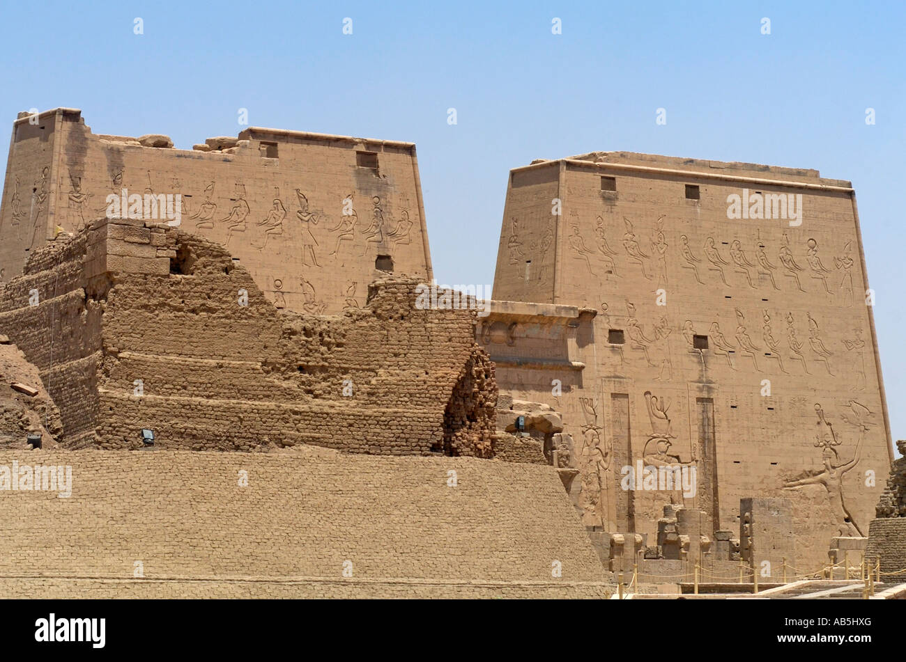Ingresso al Tempio di Edfu, Egitto. Il tempio è dedicato a Horus e fu ...