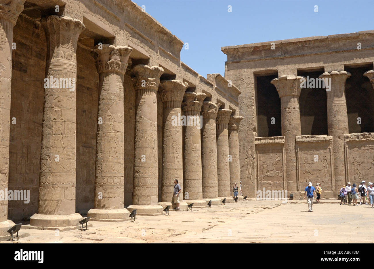Primo cortile solo all'interno dell'entrata principale del Tempio di ...
