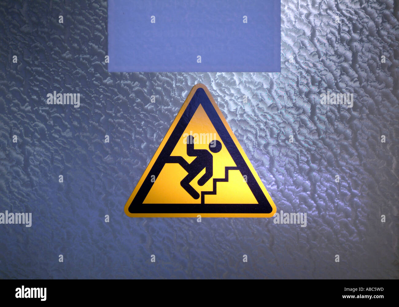 Segnali di pericolo attenzione alle persone immagini e fotografie stock ...