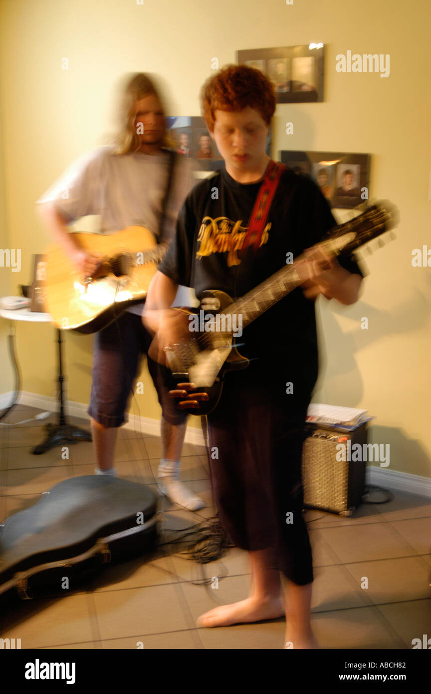 Garage rock band immagini e fotografie stock ad alta risoluzione - Alamy