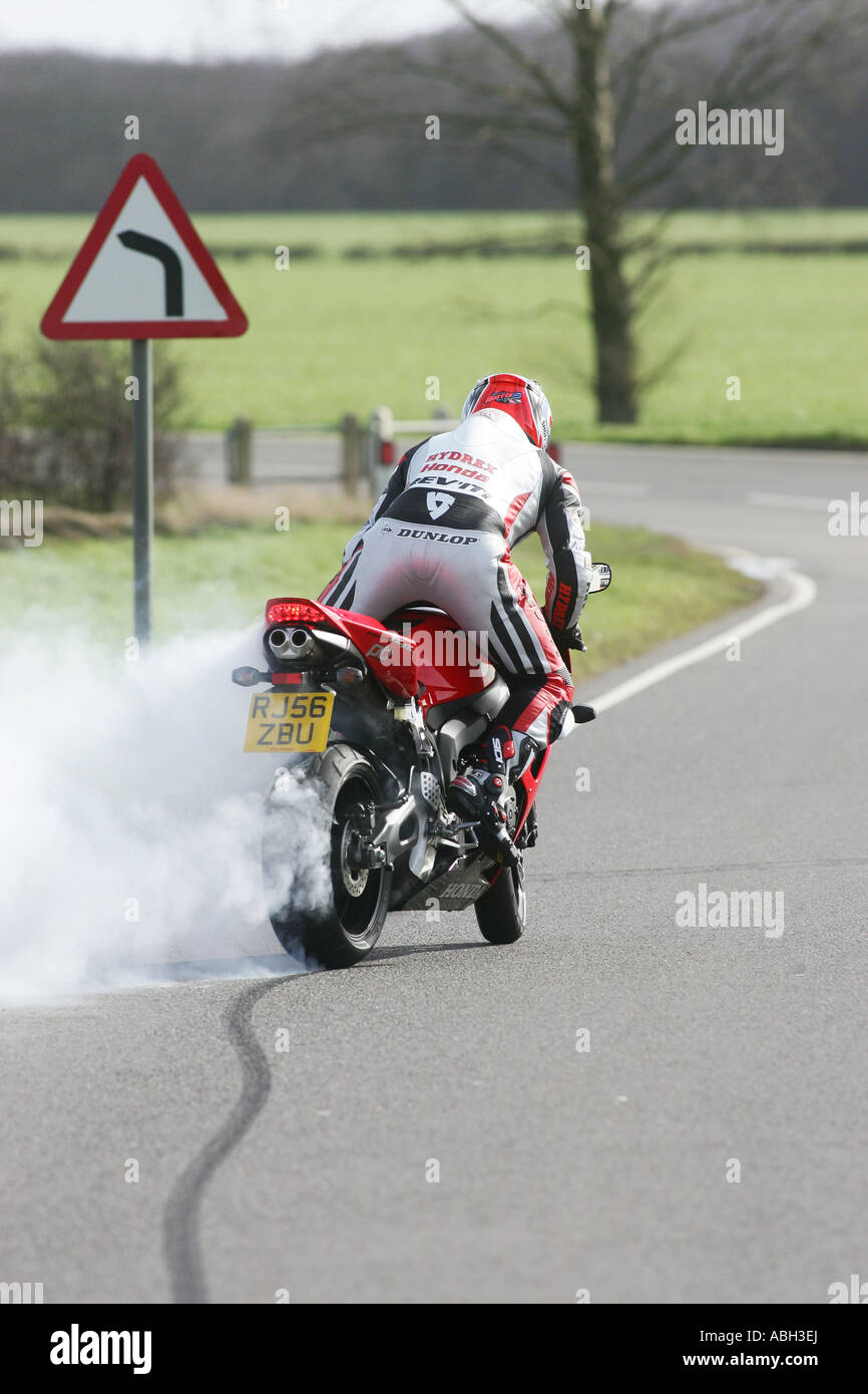 Motorcycle burnout immagini e fotografie stock ad alta risoluzione - Alamy