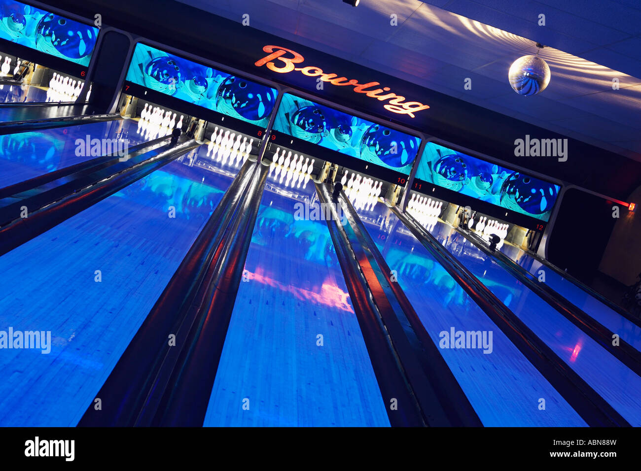 Retro bowling alley immagini e fotografie stock ad alta risoluzione - Alamy