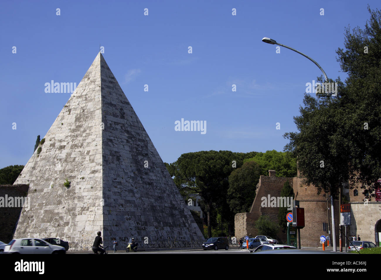 Piramide di roma immagini e fotografie stock ad alta risoluzione - Alamy