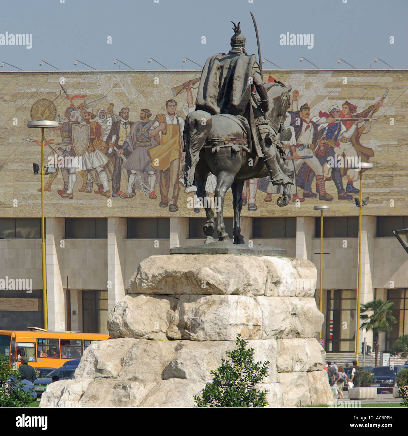 Tirana Piazza Skanderbeg scudo di facciata del Museo Nazionale di ...