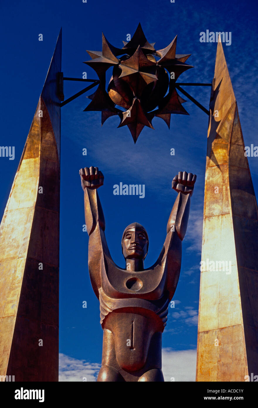 Monumento a Ruminahui, da Oswaldo Guayasamin, città di Sangolqui ...