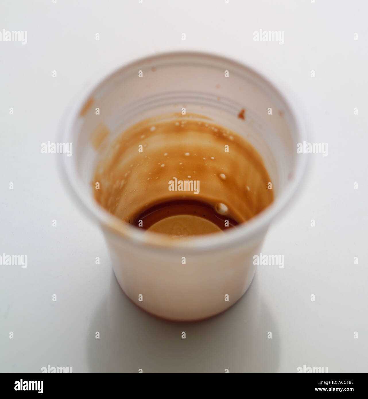 Bicchiere di plastica finitura caffè sporco sporco Foto stock - Alamy