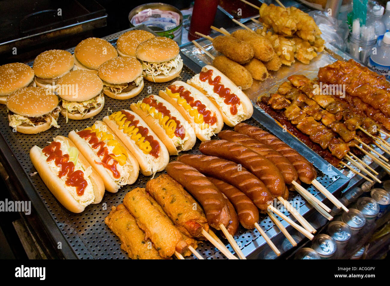 Cibo di strada che serve il fornitore tentati di Fast Food Notte di ...