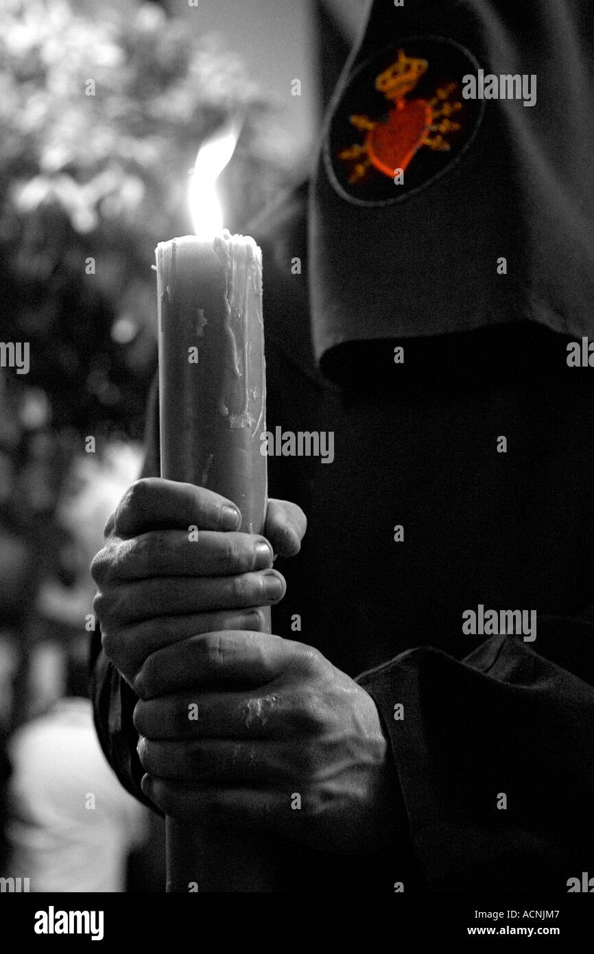 Immagine iconica della Settimana Santa: una candela luci badge di ...