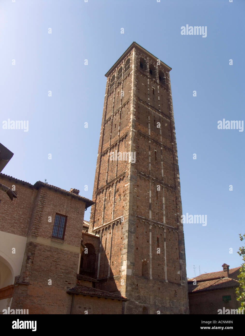 Milano Italia Basilica di Sant Ambrogio Sant Ambrogio campanile della ...