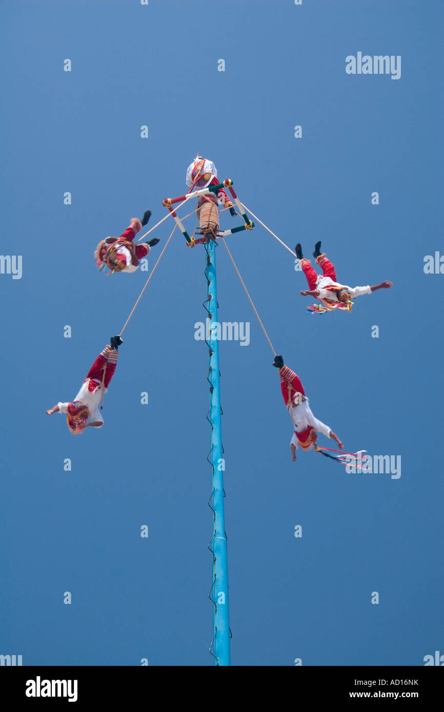 Danza de los voladores de papantla immagini e fotografie stock ad alta ...
