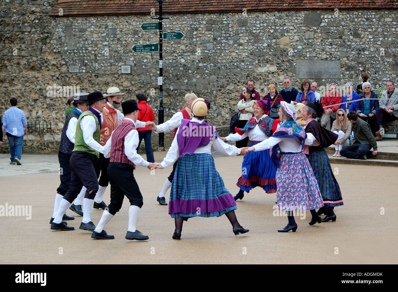 Inglese ballerini folk in costumi tradizionali in una danza display a ...