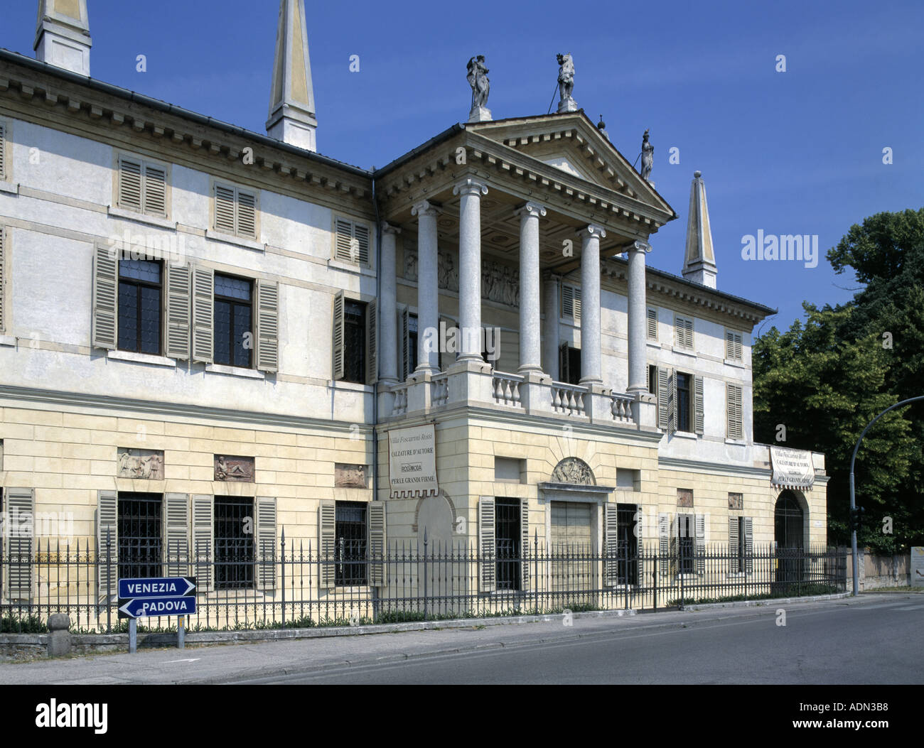 Villa rossi immagini e fotografie stock ad alta risoluzione - Alamy
